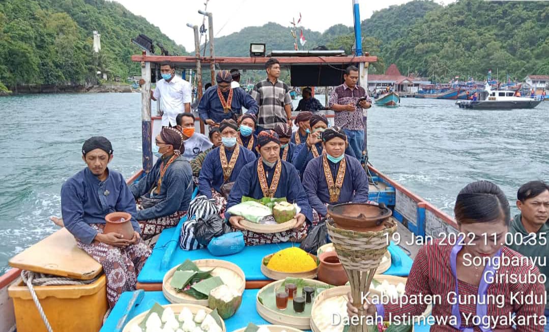 Ungkapkan Rasa Syukur, Nelayan Pantai Sadeng Laksanakan Upacara Labuhan ...