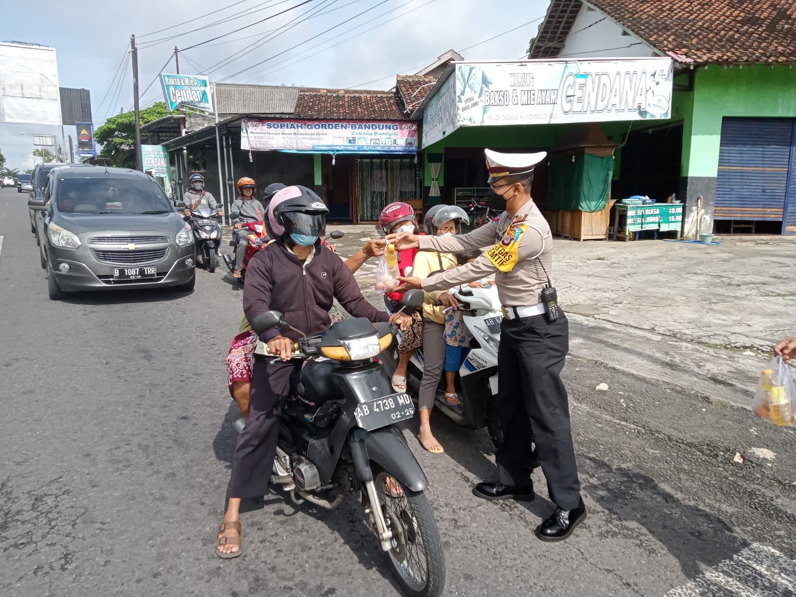 Jum'at Berkah Polres Gunungkidul Bagi-Bagi Telur Dan Minyak - Media Fakta9 Jum'at Berkah Polres Gunungkidul Bagi-Bagi Telur Dan Minyak - Media Fakta9