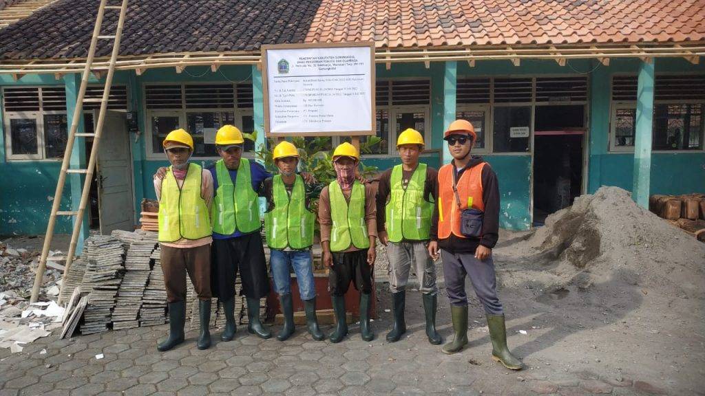 Perlengkapan APD Pekerja di SDN Ngeposari Sudah Lengkap, Kontraktor ...