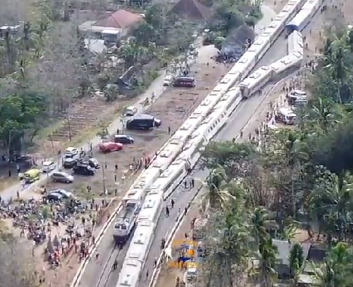Dua Kereta Api Alami Kecelakaan, Puluhan Orang Dilarikan ke Rumah Sakit ... Dua Kereta Api Alami Kecelakaan, Puluhan Orang Dilarikan ke Rumah Sakit ...