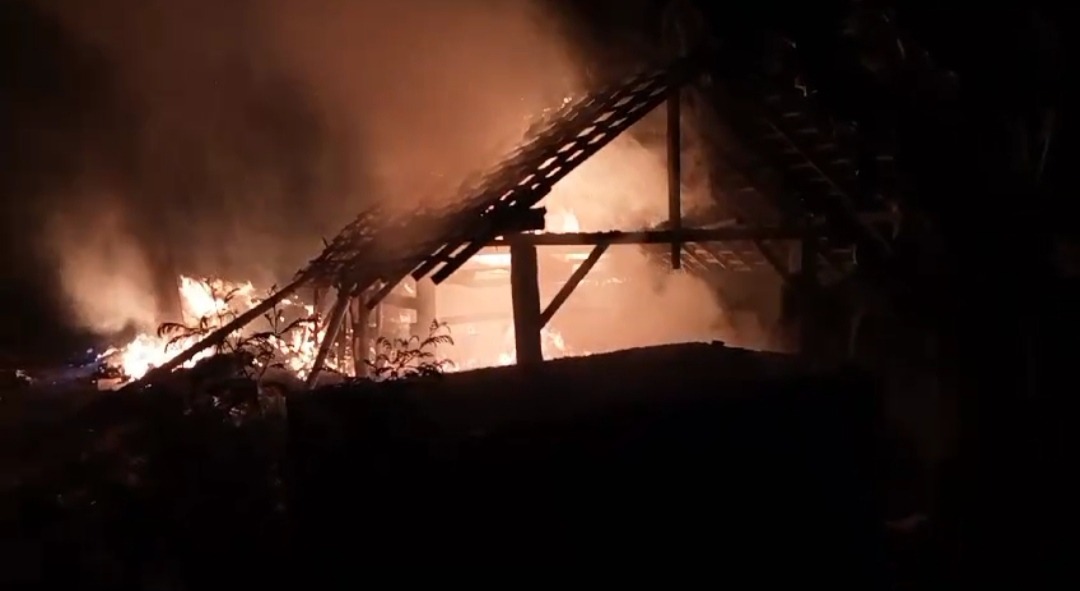 Gegara Bakar Sampah, Dua Kandang Ikut Hangus - Media Fakta9 Gegara Bakar Sampah, Dua Kandang Ikut Hangus - Media Fakta9