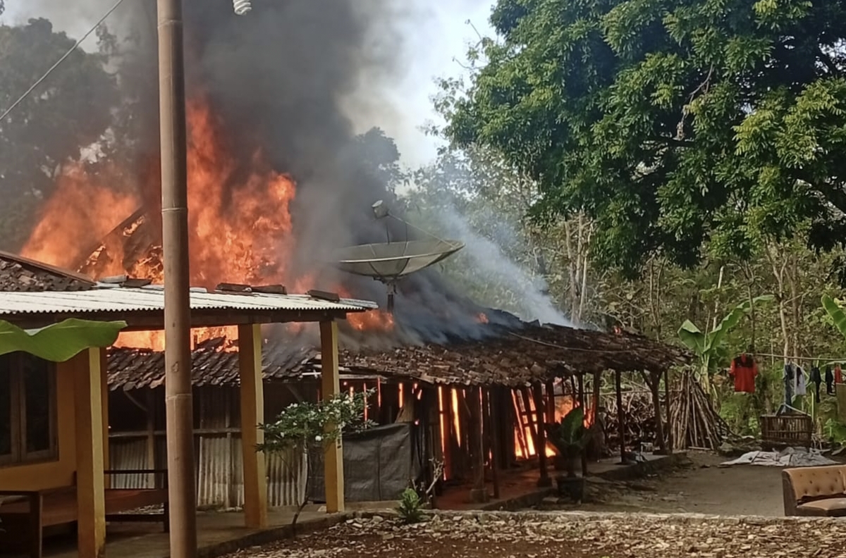 Satu Bangunan Rumah Hangus Dilalap Jago Merah - Media Fakta9